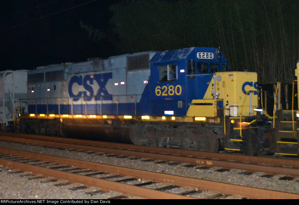 CSX GP40-2 6280 trails on Q409-01